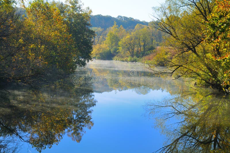 Escena Tranquila Del Río Con Una Casa Foto de archivo - Imagen de ...