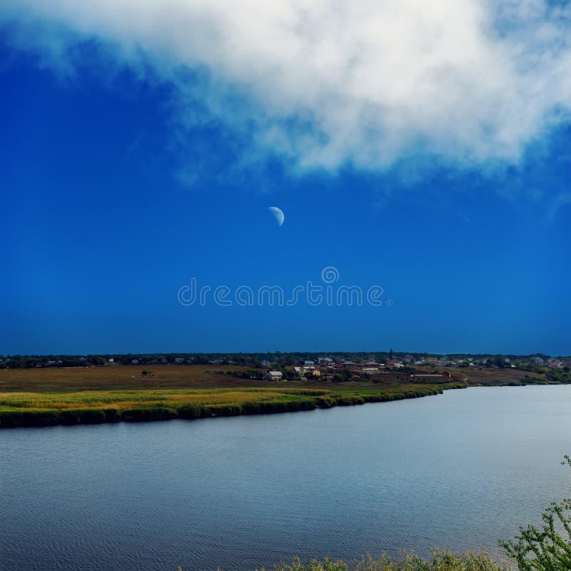 Río y cielo con luna imagen de archivo. Imagen de paisaje - 31427407