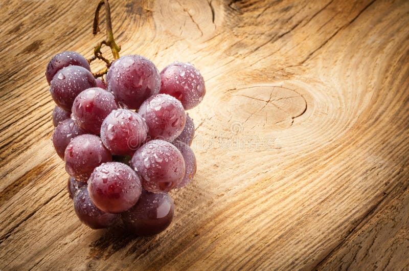 Röd druva på trätabellen fotografering för bildbyråer. Bild av ...