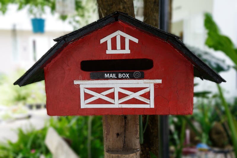 Klassisk Engelsk Röd Brevlåda På Pelaren Arkivfoto - Bild av england ...