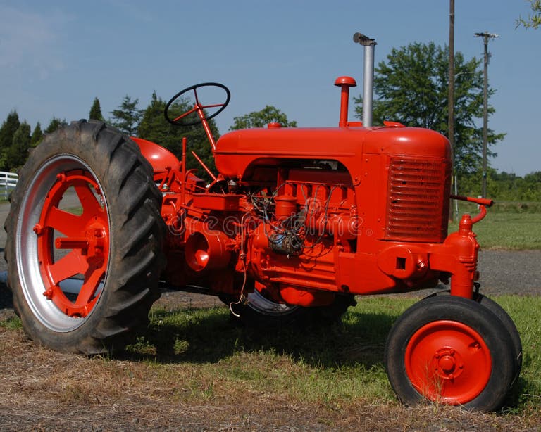Röd Traktor arkivfoto. Bild av jordbruk, maskin, antikviteten - 173848