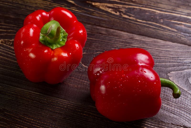 Röd spansk peppar på trä fotografering för bildbyråer. Bild av ...