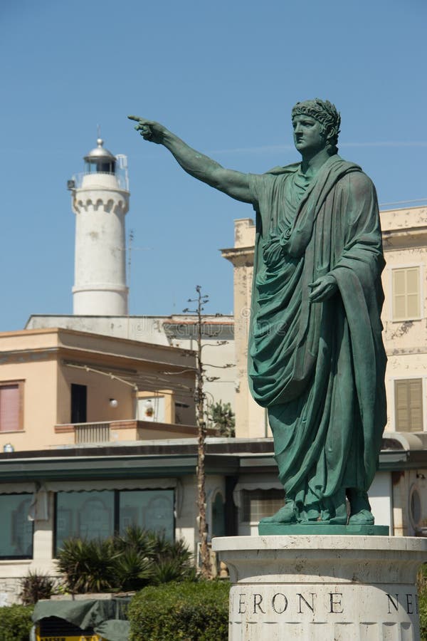 Statue von Neron in Anzio stockbild. Bild von stadt - 153300383