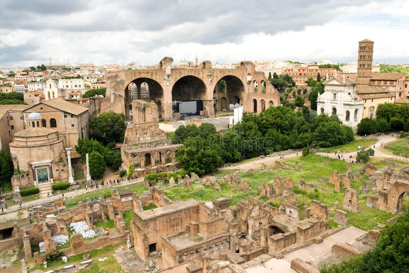 Römisches Forum in Rom, Italien Stockbild - Bild von grün, constantin ...
