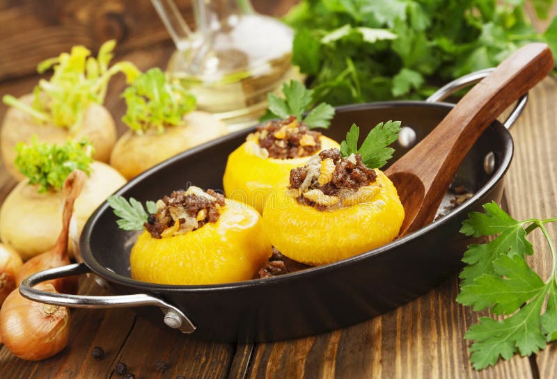 Raap Met Gehakt Wordt Gevuld Dat Stock Afbeelding - Image of vlees ...