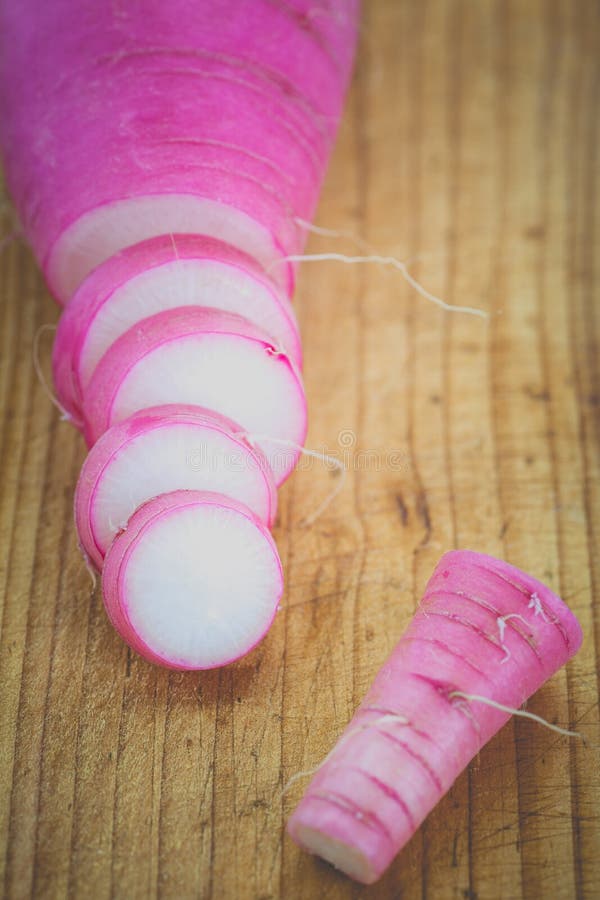 Rabanete roxo do daikon imagem de stock. Imagem de alimento - 52235971