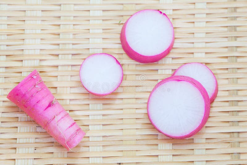 Rabanete Roxo Fresco Do Daikon Foto de Stock - Imagem de grupo, roxo ...