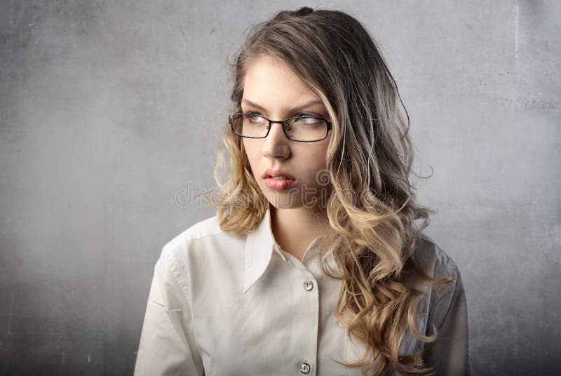 Giovane Donna Arrabbiata, Scettica E Insoddisfatta Fotografia Stock ...