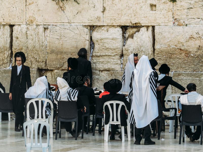 Rabinos Que Rezam Na Parede Ocidental Imagem de Stock Editorial ...