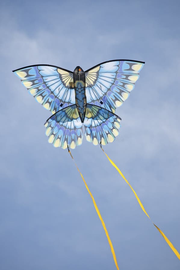 Racess Azules De La Cometa a Través Del Cielo Imagen de archivo ...