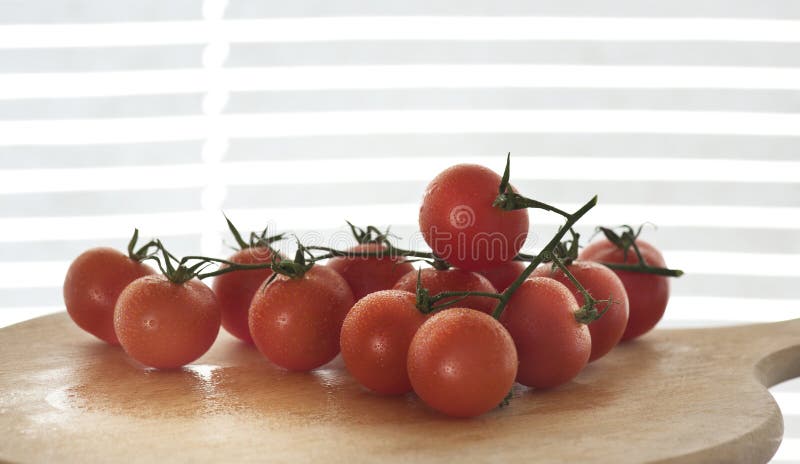 Racimo de tomates rojos foto de archivo. Imagen de frescura - 12468338