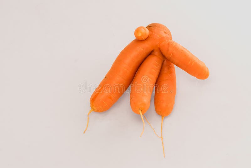 Racine De Carotte Dans La Terre Image stock - Image du nourriture ...