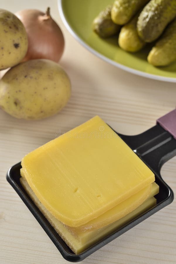 Raclette, Un Repas Gastronomique Suisse Image stock - Image du jambon ...