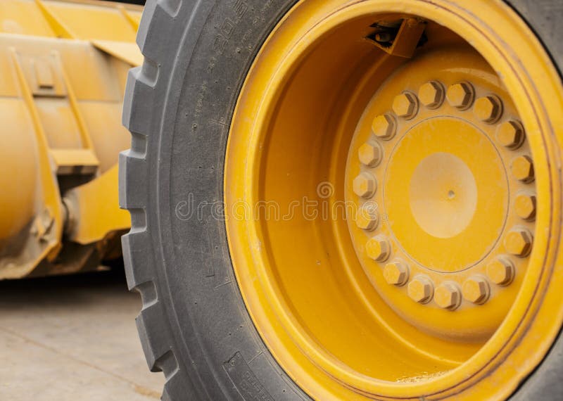 Rad auf Traktor stockfoto. Bild von abgeschaffen, teil - 44861204
