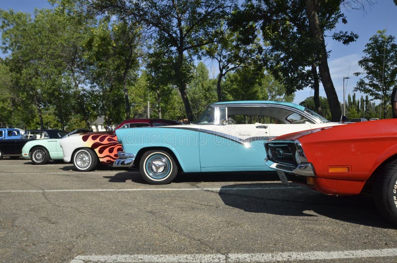 Rad Av Klassiska Ford Bilar Redaktionell Bild - Bild av visa, bishopen ...