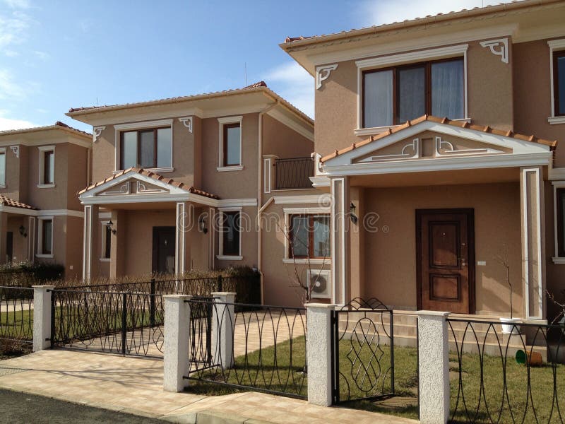 Moderna Radhus I Ett Bostadsområde, Nya Hyreshusar Med Gröna Utomhus ...