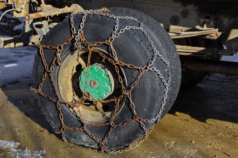 LKW-Rad mit Ketten stockbild. Bild von ketten - 31011939
