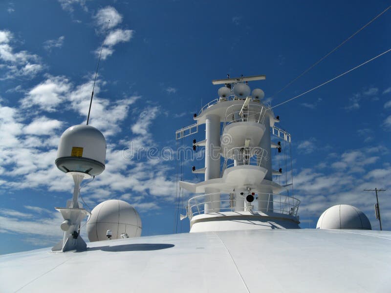 Radar de bateau photo stock. Image du blanc, croisière - 15755344