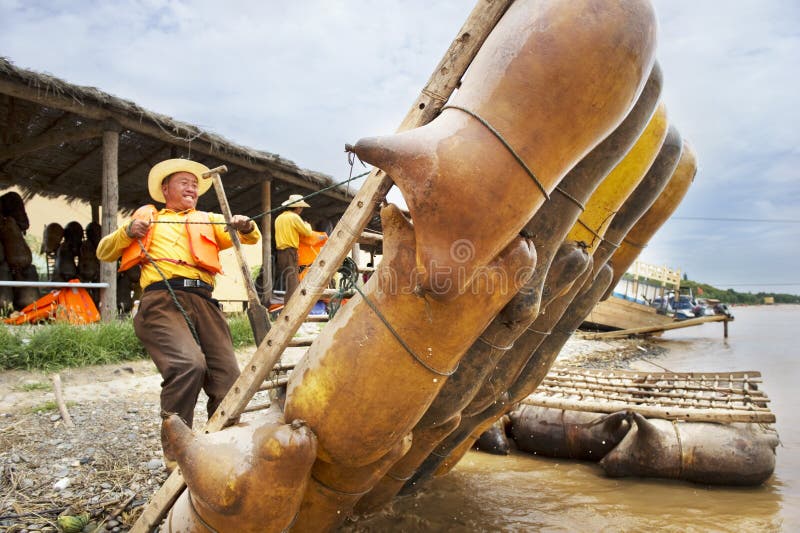 Radeau de basane photographie éditorial. Image du porcelaine - 20892932