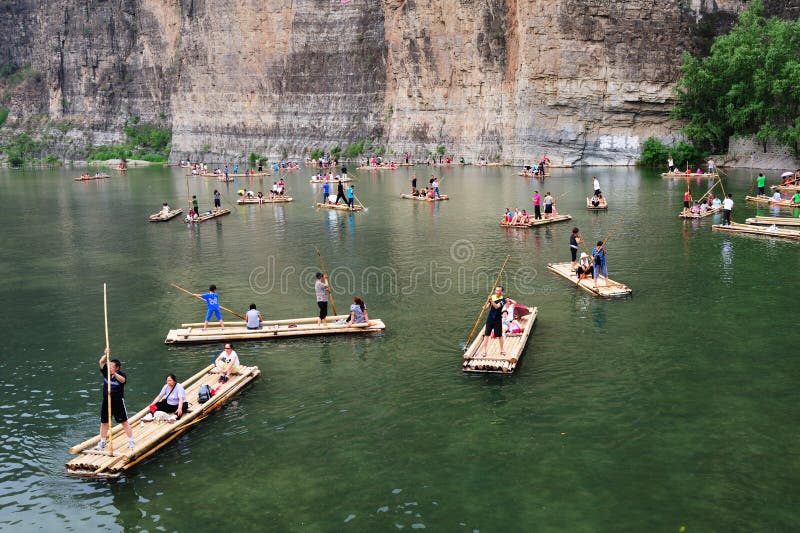 Radeau en bambou au fleuve image stock éditorial. Image du célèbre ...