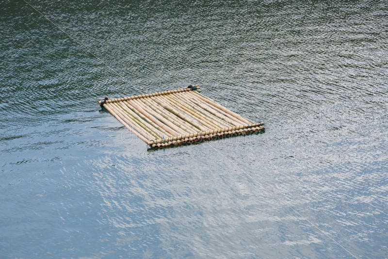 Radeau En Bambou Flottant Sur L'eau Photo stock - Image du flotteur ...