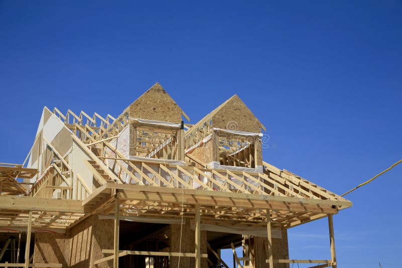 Radhus under konstruktion arkivfoto. Bild av andelslägenhet - 30911556