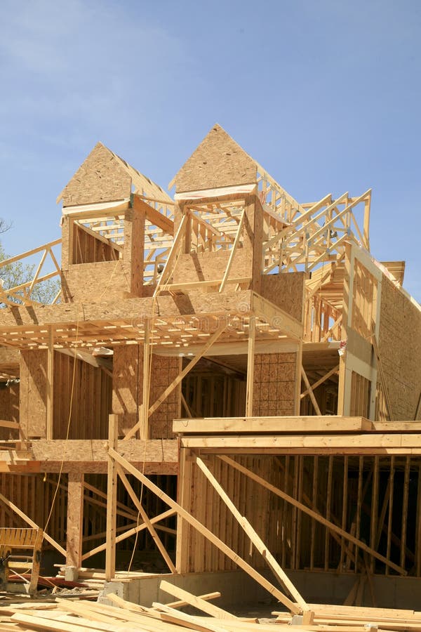 Radhus under konstruktion arkivfoto. Bild av andelslägenhet - 30911556