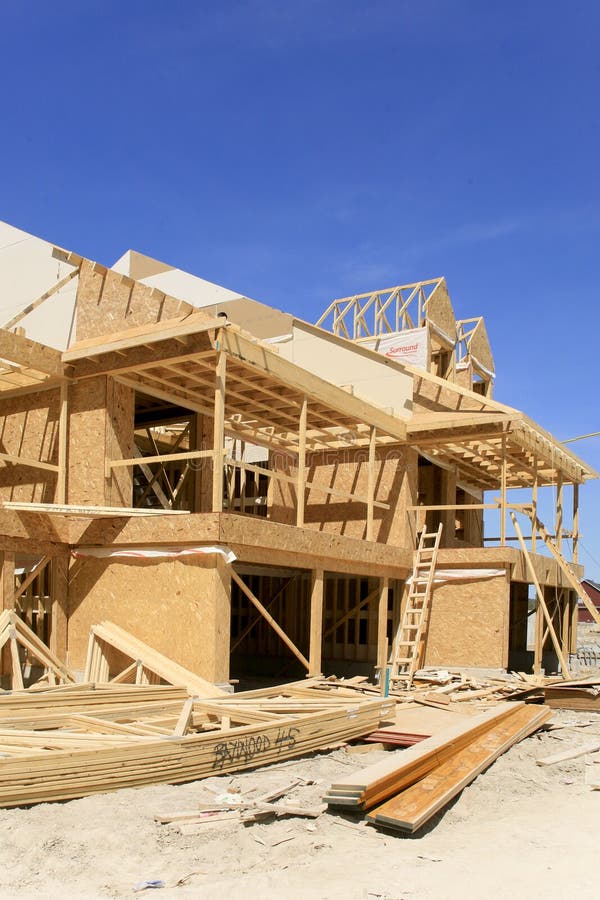 Radhus under konstruktion arkivfoto. Bild av andelslägenhet - 30911556