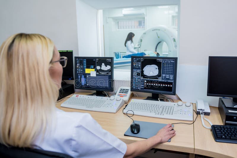 Radiólogo En Sala De Control De Tomografía Computarizada En Hospital ...