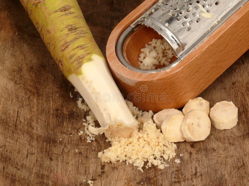 Sezioni Di Radice Di Rafano E Prezzemolo Isolati Su Fondo Bianco, Vista ...