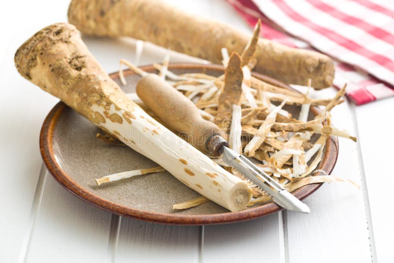 Radice di rafano sbucciata fotografia stock. Immagine di specialità ...
