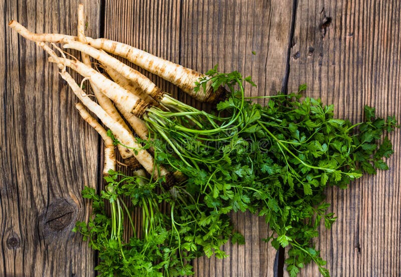 Radici del prezzemolo fotografia stock. Immagine di raccolta - 23431518