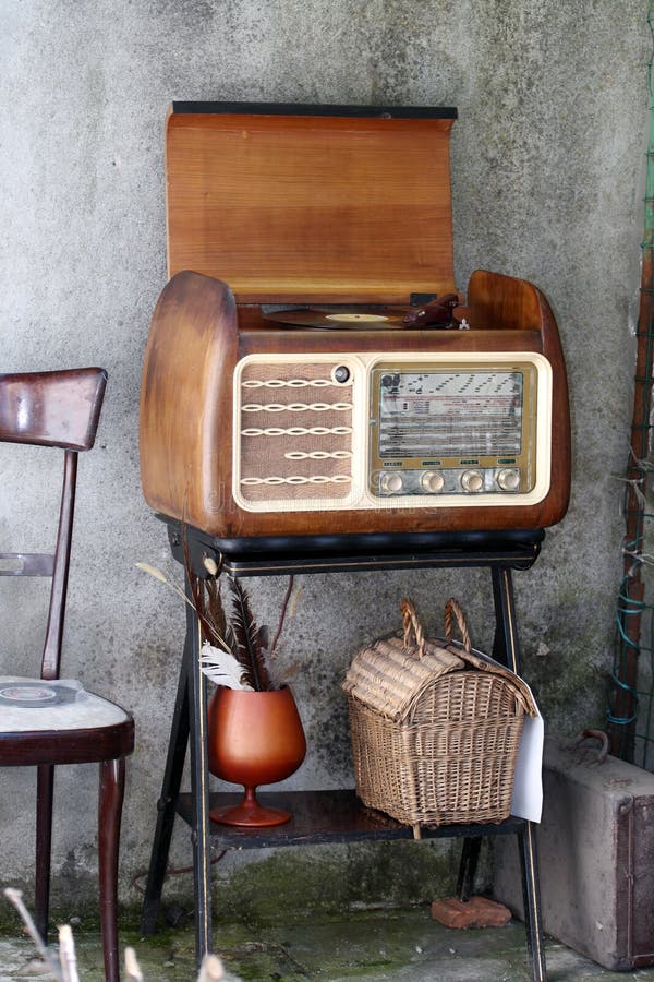 Oude Radio Van De Jaren '50 Stock Afbeelding - Image of grunge, hout ...