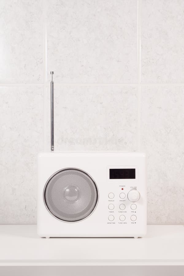 Radio Moderna Blanca Del Cuarto De Baño Imagen de archivo - Imagen de ...