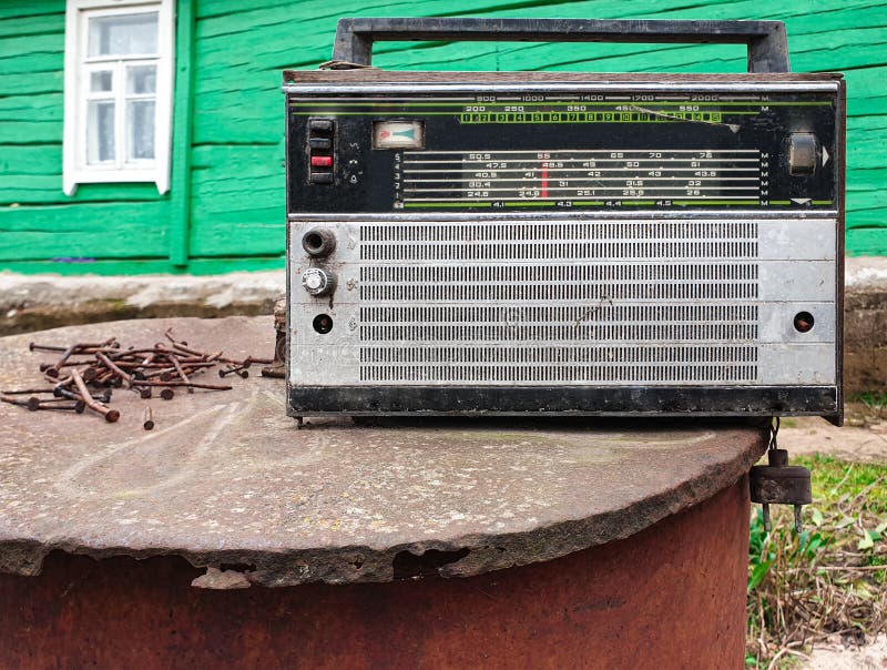 Radio Retro Oxidado En La Calle Foto de archivo - Imagen de cocina ...