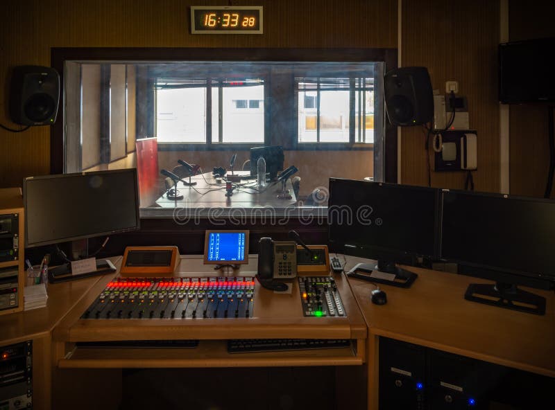 Radio transmitter editorial photo. Image of design, table - 149733176