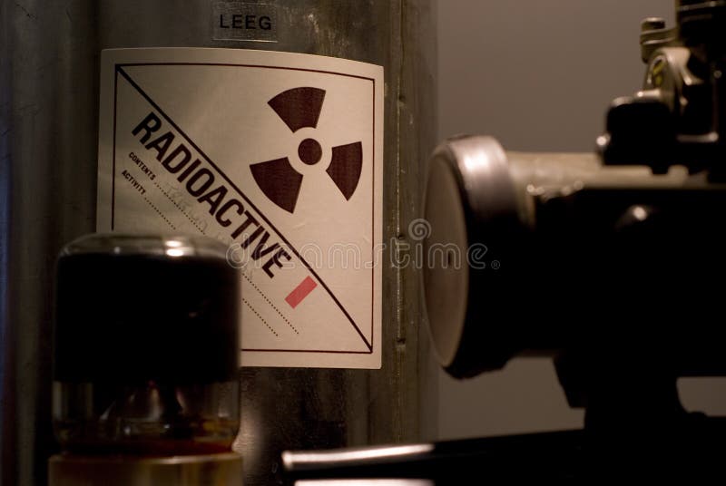 Radioactief Materieel Waarschuwingsbord Bij Het Pakket Stock Afbeelding ...