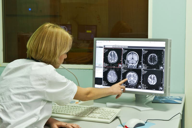 Radiologiste Dans La Salle De Commande Image stock - Image du médecine ...