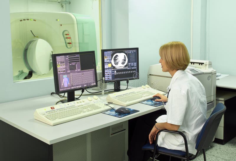Radiologiste Dans La Salle De Commande Image stock - Image du médecine ...