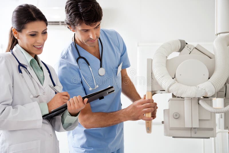 Radiologiespecialist Op Het Werk Mannelijke Radioloog in Beschermende ...