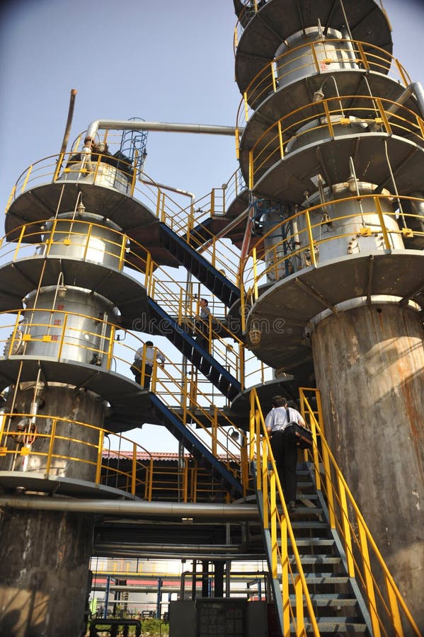 Raffinaderij stock foto. Image of fabrieken, opwarming - 12903774