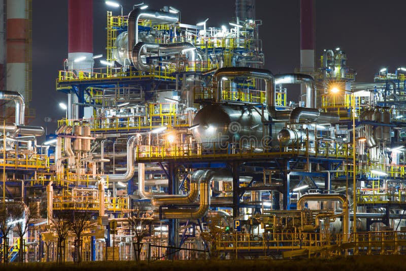 Raffinaderij stock afbeelding. Image of milieu, complex - 36319801