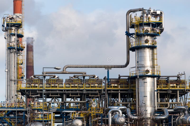 Raffinaderij stock afbeelding. Image of ijzer, verontreiniging - 36498059