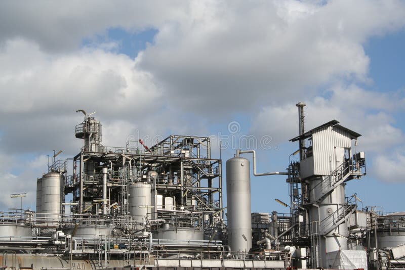 Raffinaderij stock afbeelding. Image of installatie, tank - 4477869