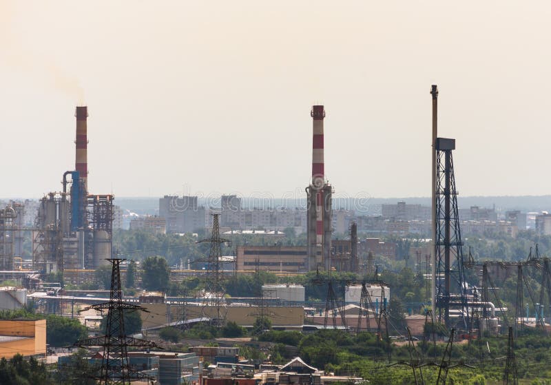 Raffinerij stock foto. Image of installatie, brandstof - 47965402