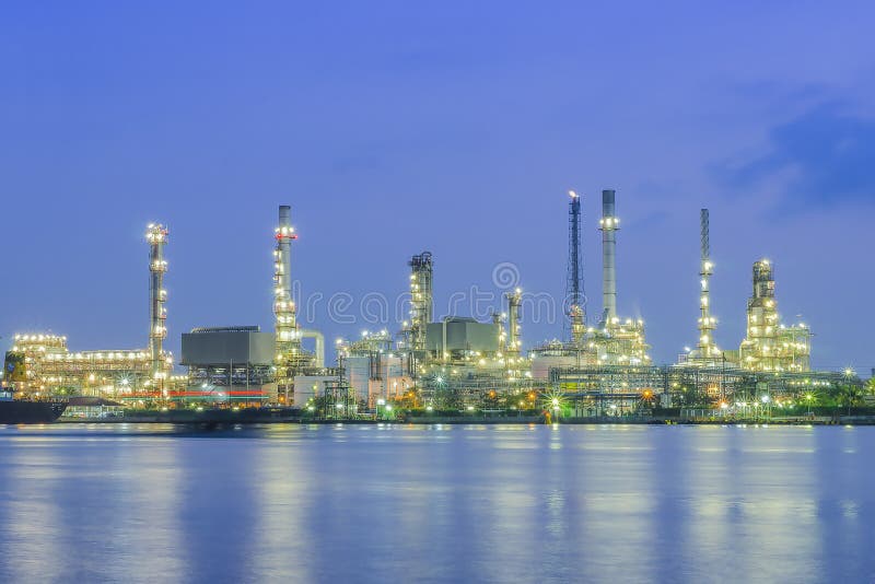 Raffinaderij stock foto. Image of oliën, energie, thailand - 57743164