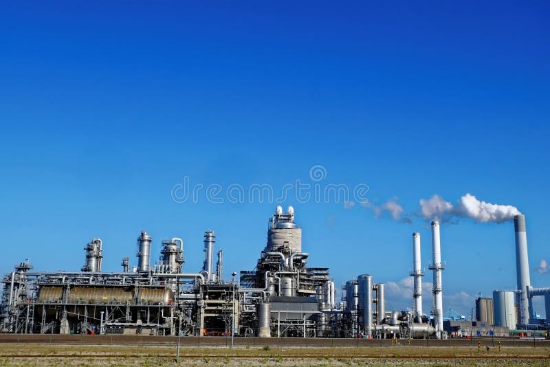 De Raffinaderij Van De Olie in Rotterdam Stock Foto - Image of ...