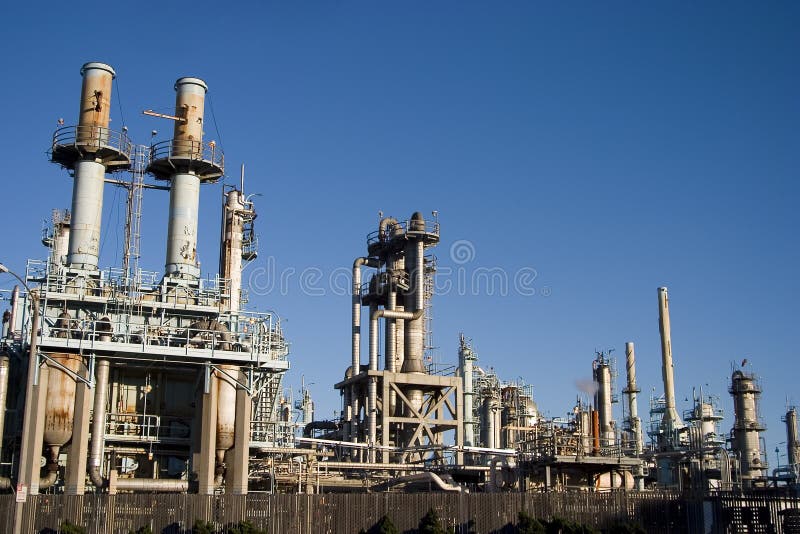 Raffinaderij van de olie 2 stock foto. Image of brandstof - 806828