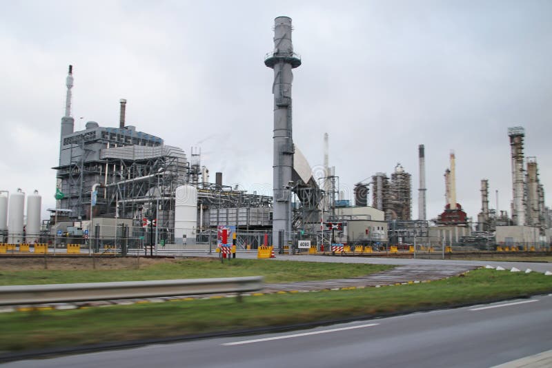 Raffinaderij Van Exxonmobil Esso in De Botlek-haven in De Haven Van ...