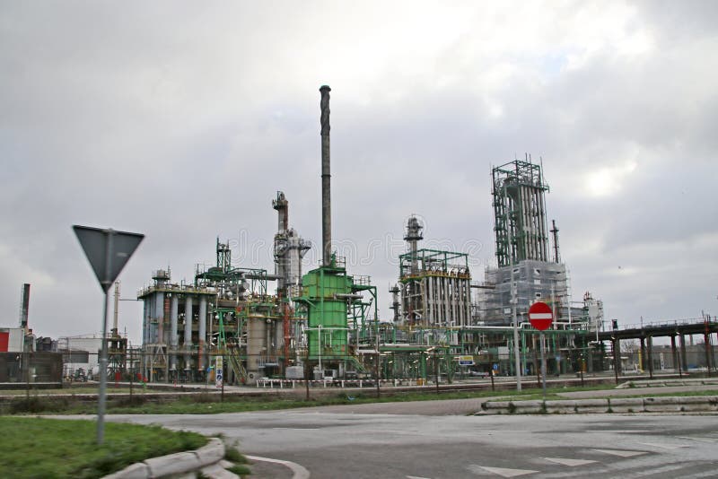 Raffinaderij Van Exxonmobil Esso in De Botlek-haven in De Haven Van ...